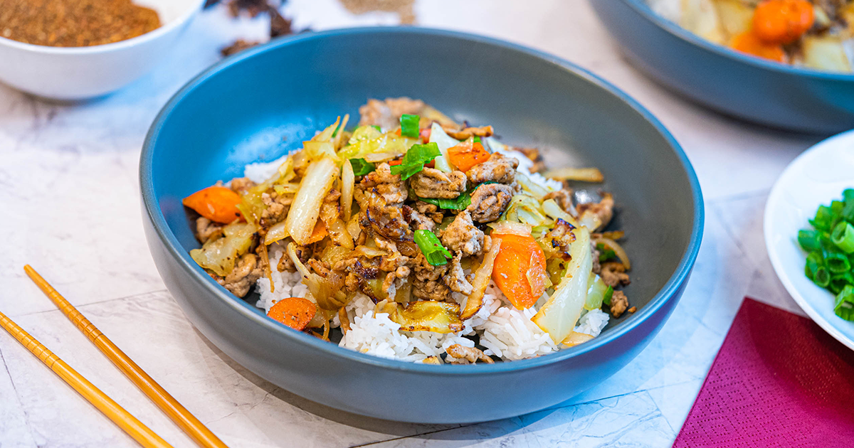 Porc haché aux 5 épices, chou et carottes - Les Chats Gourmets ...