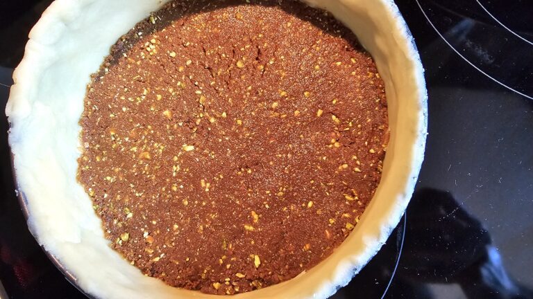 Pistachio Parisian flan (French custard pie) with speculoos and ...
