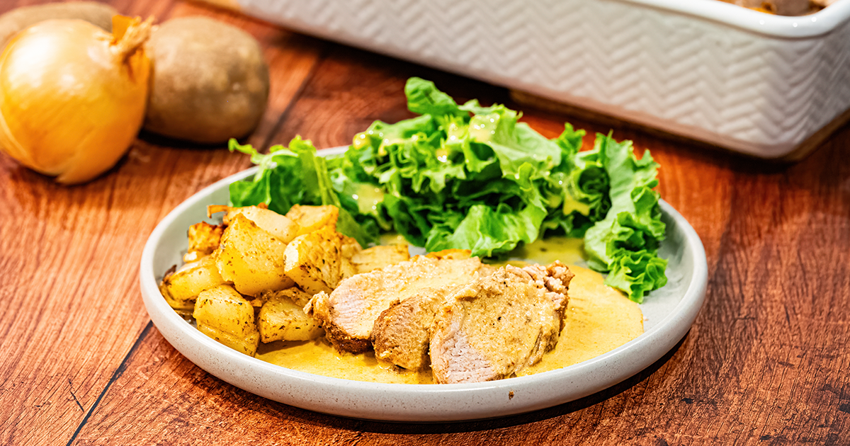 Filet mignon de porc rôti au four avec pommes de terre, oignons et ...